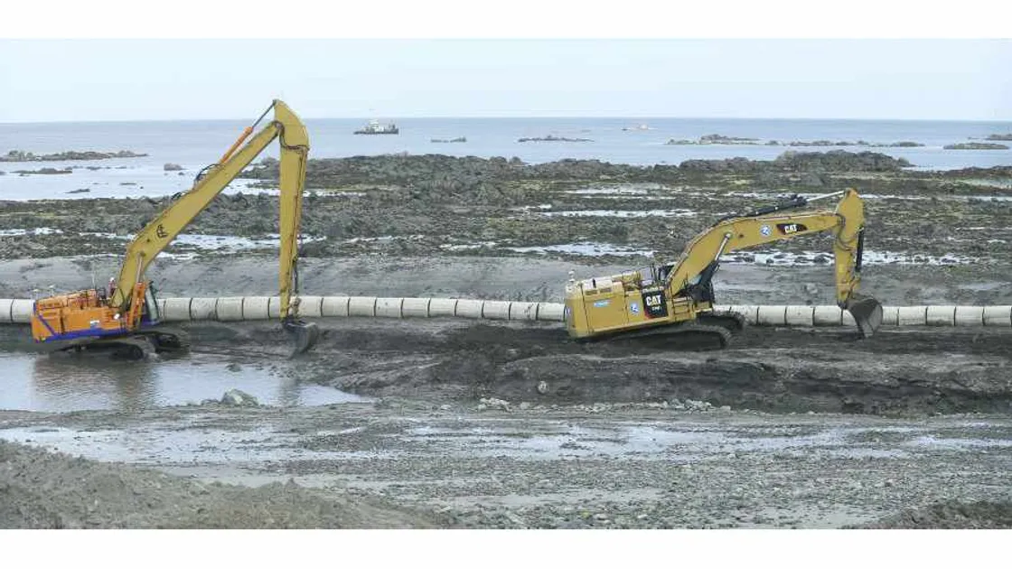 Belle Greve workers finally rescue digger stuck in mud