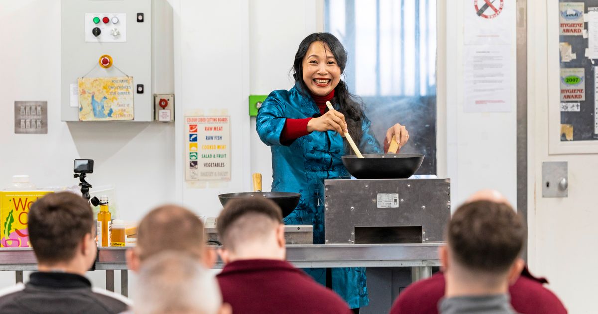 Inmates get Chinese cooking tips from TV chef