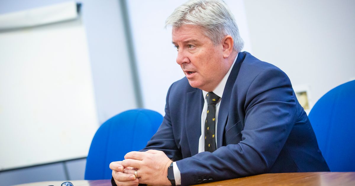 Helyar suggests a referendum on system of government