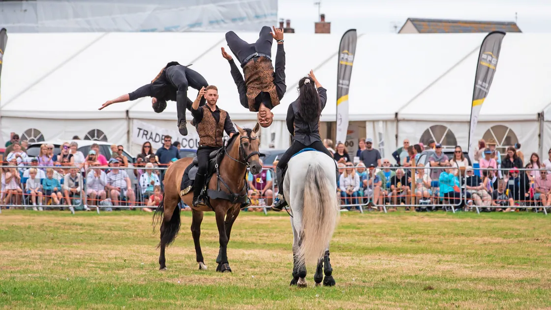 Arena acts wow West Show crowds
