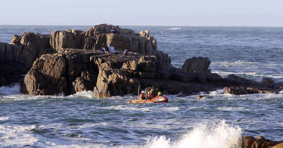 Coastal rescue saves teens stranded on rocks