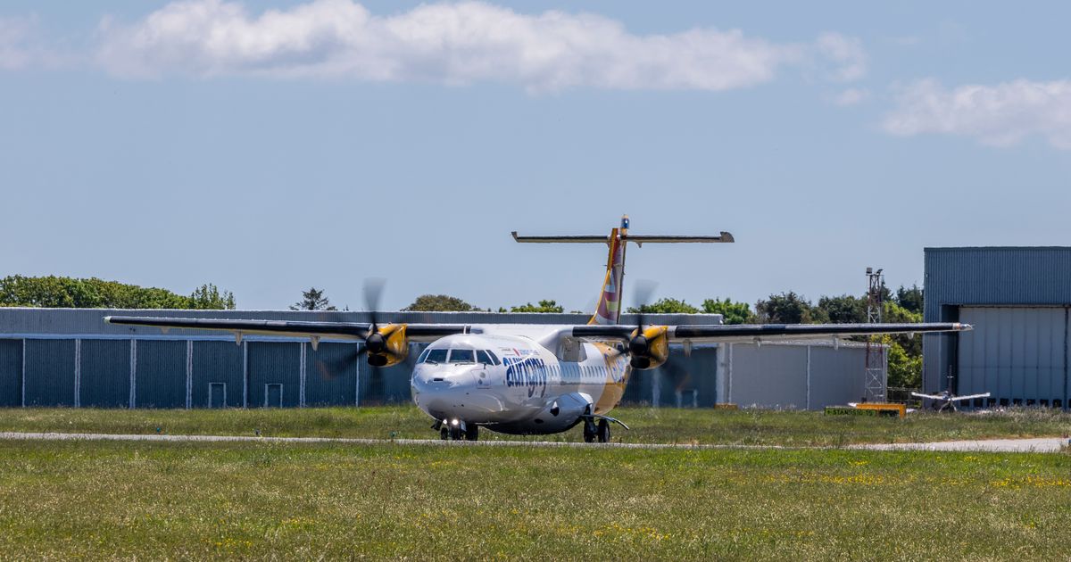 Aircraft diverted due to cracked windscreen